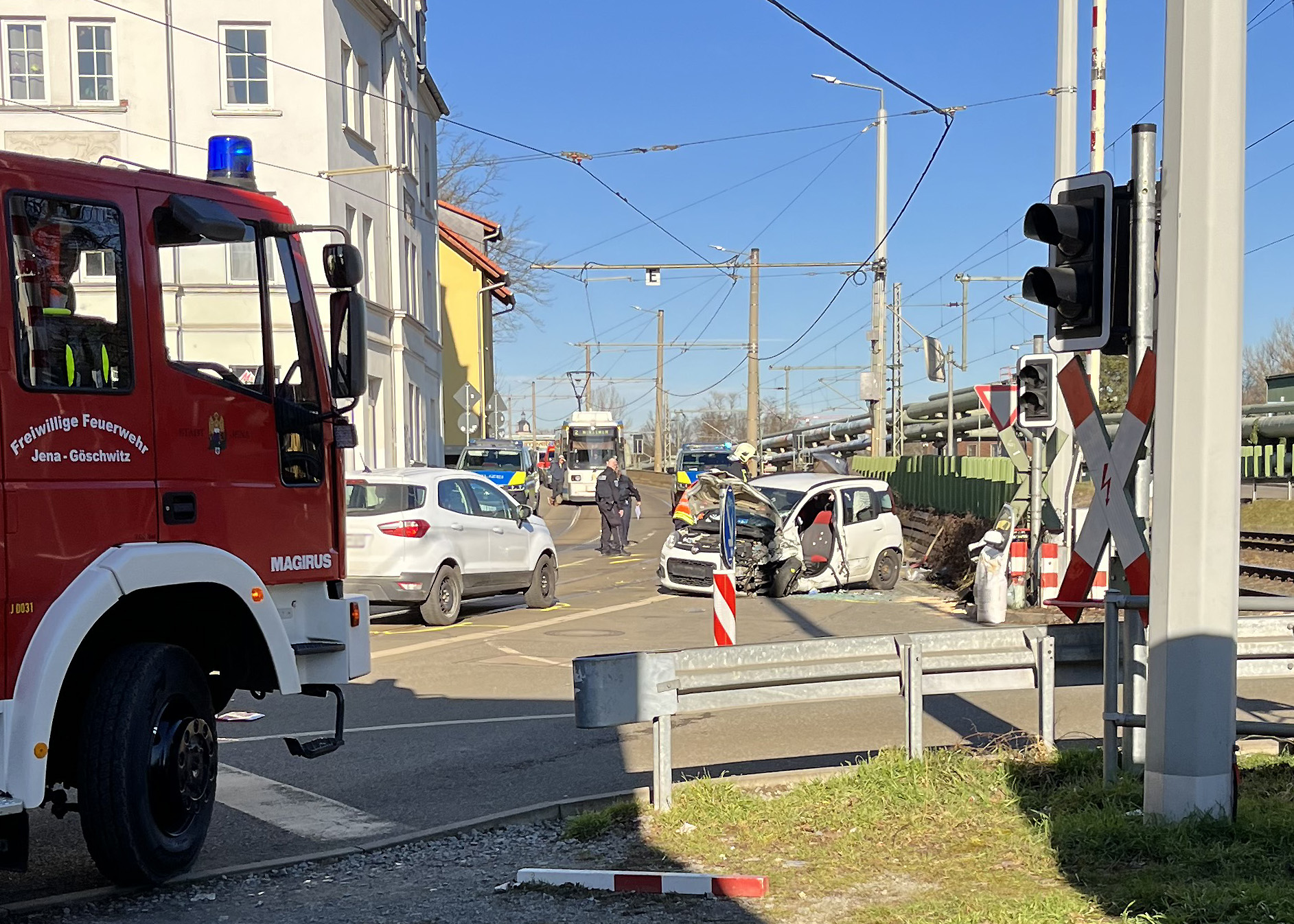 Jenaer Nachrichten – Schwerer Unfall in Jena: Drei Verletzte nach Frontal-Crash