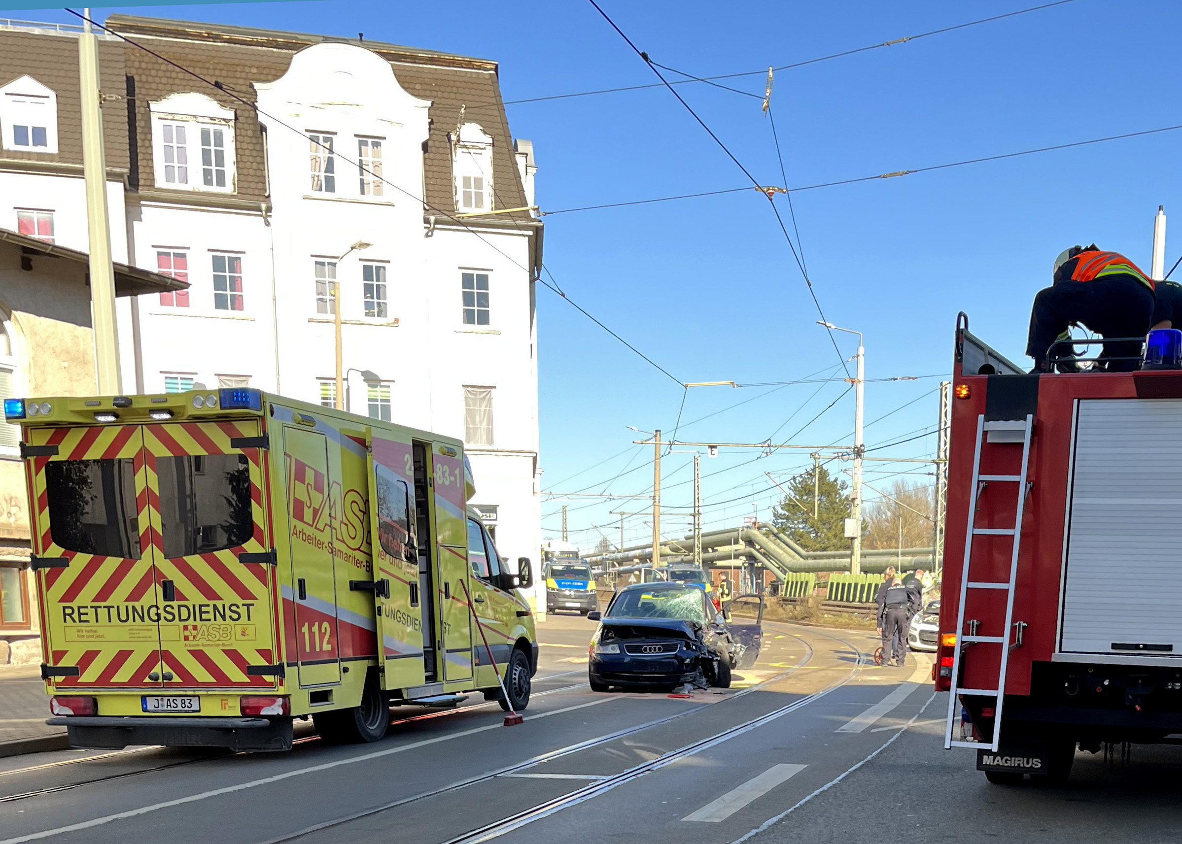 Jenaer Nachrichten – Schwerer Unfall in Jena: Drei Verletzte nach Frontal-Crash