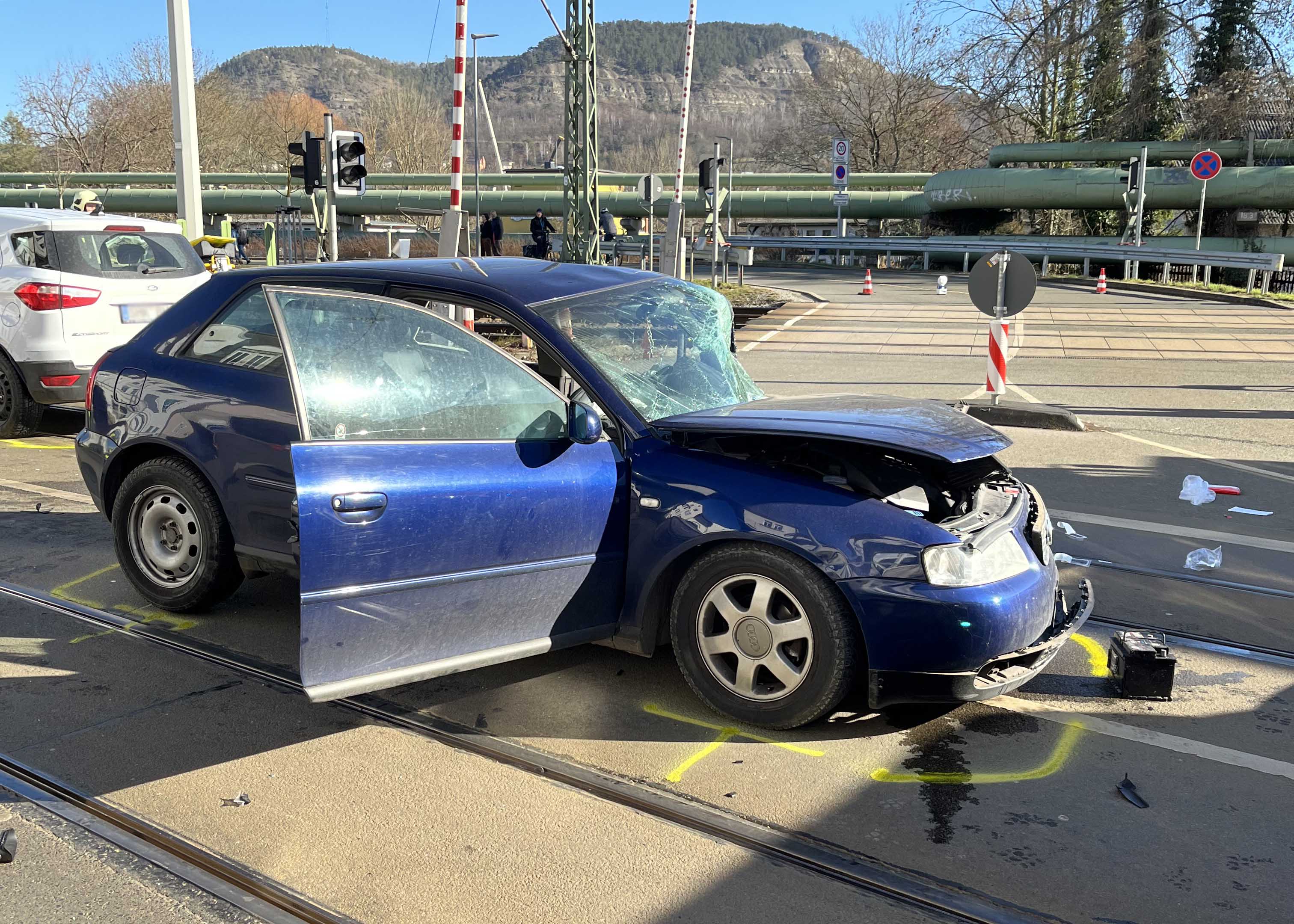 Jenaer Nachrichten – Schwerer Unfall in Jena: Drei Verletzte nach Frontal-Crash